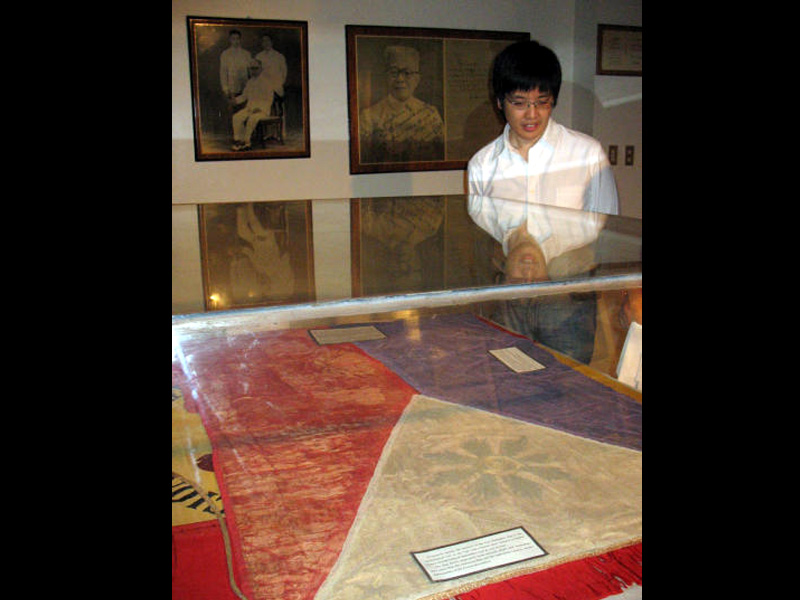 Aguinaldo kin assert: This is the real Philippine independence flag ...