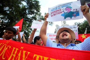 Vietnamese protest China amid rising tensions | Inquirer News
