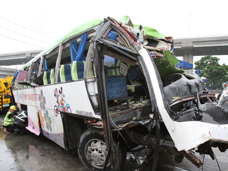 2 killed as bus falls off Skyway | Inquirer News