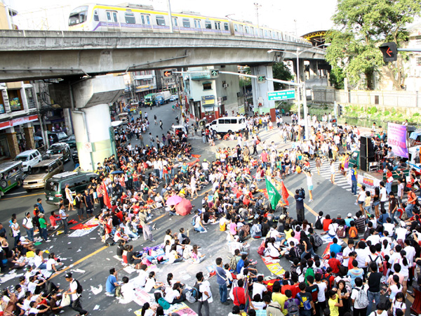 Students, teachers hold mass protest in Mendiola vs budget cuts ...