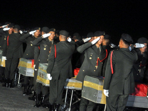 Full military honors for slain soldiers | Inquirer News