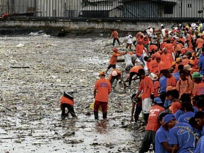 Of tides and trash: Lim leads cleanup | Inquirer News