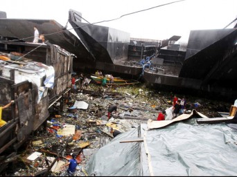 Owner of wayward barges to pay affected families in Tondo | Inquirer News