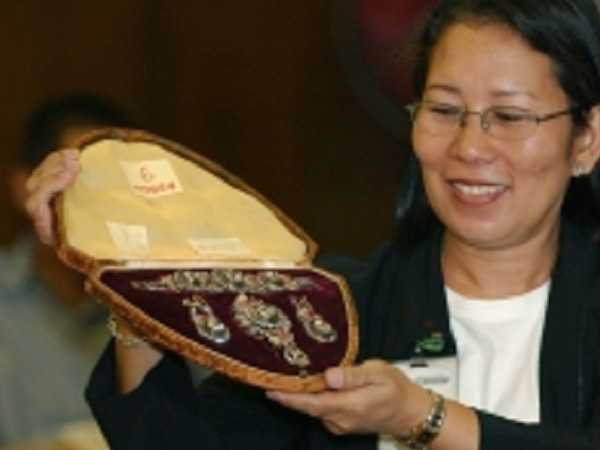 Aquino eyes expert advice on best time to sell Imelda Marcos jewels ...