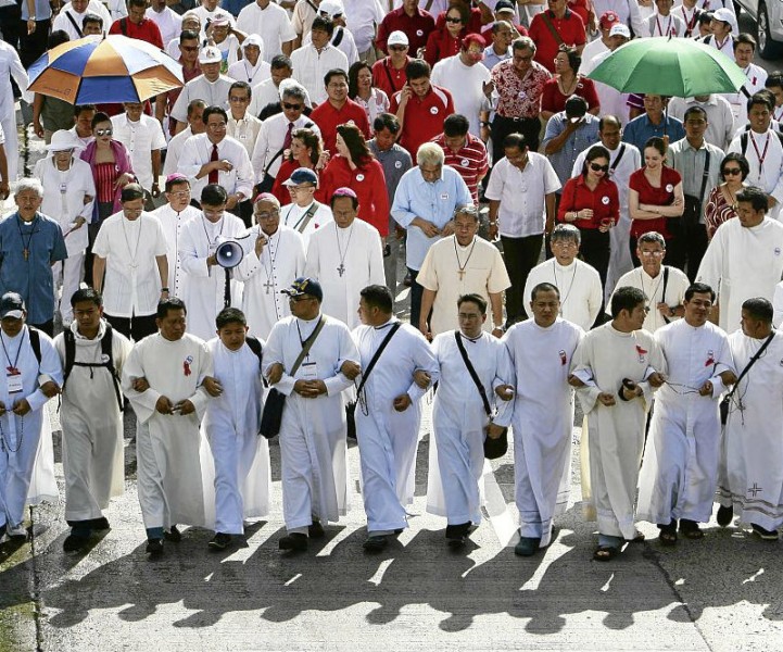 7 bishops lead anti-RH march; Tagle calls for unity | Inquirer News