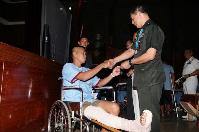 AFP promotes 24 soldiers wounded in action | Inquirer News