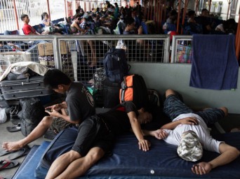 Typhoon strands over 6,000 people in various ports | Inquirer News