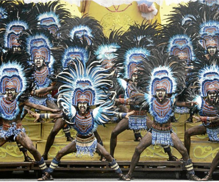 Giant ‘creatures’ add thrill to Dinagyang revelry | Inquirer News