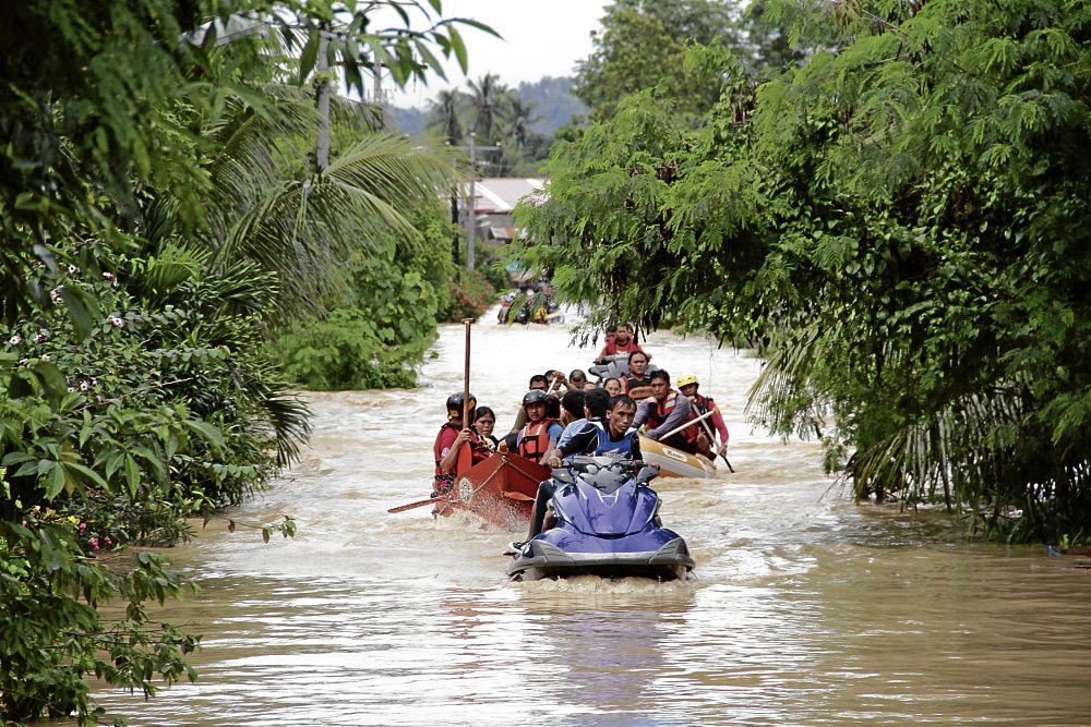 With bridges gone, aid flow disrupted in Davao Oriental | Inquirer News