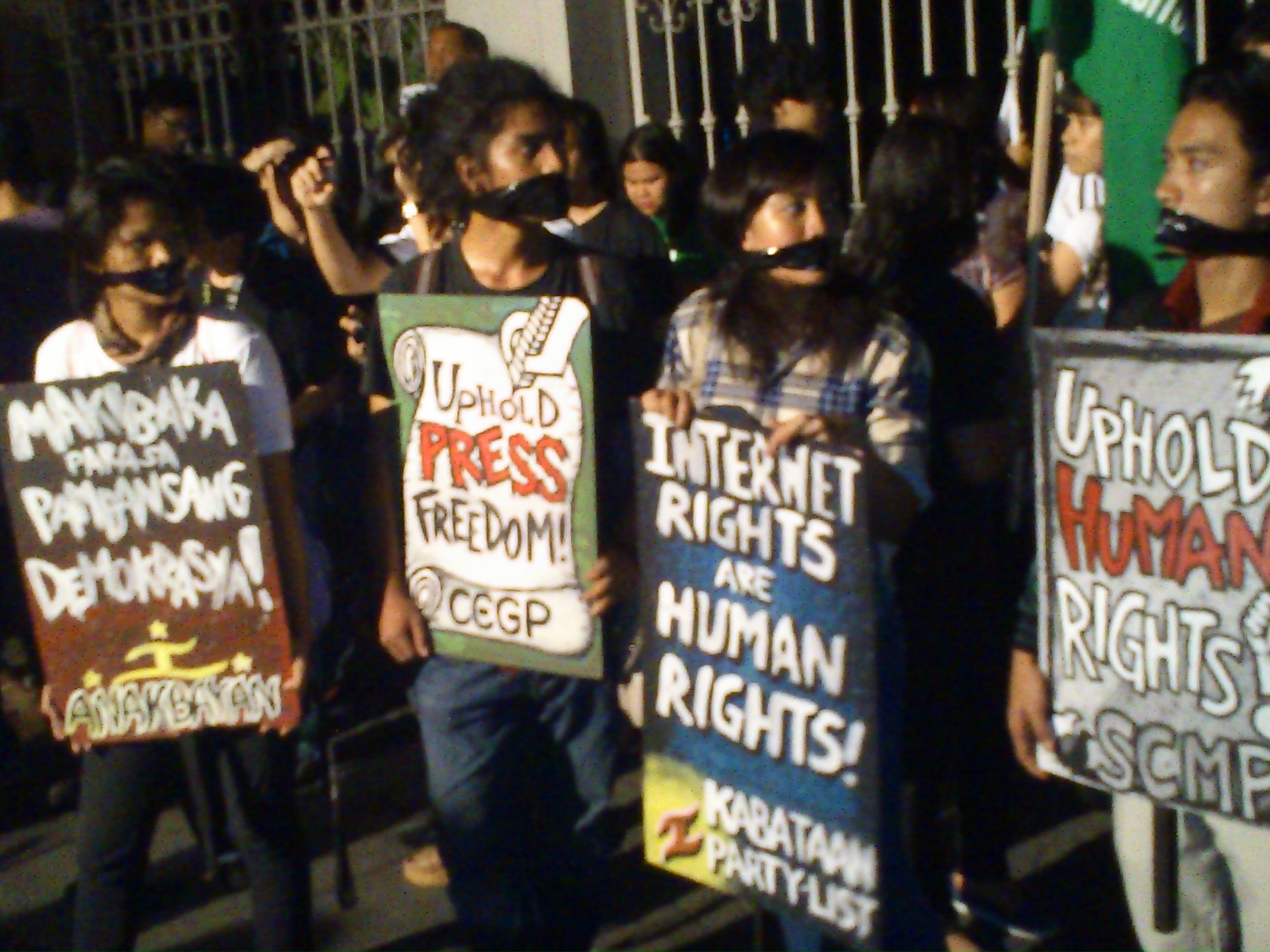 Anti-cybercrime law groups start vigil at SC | Inquirer News