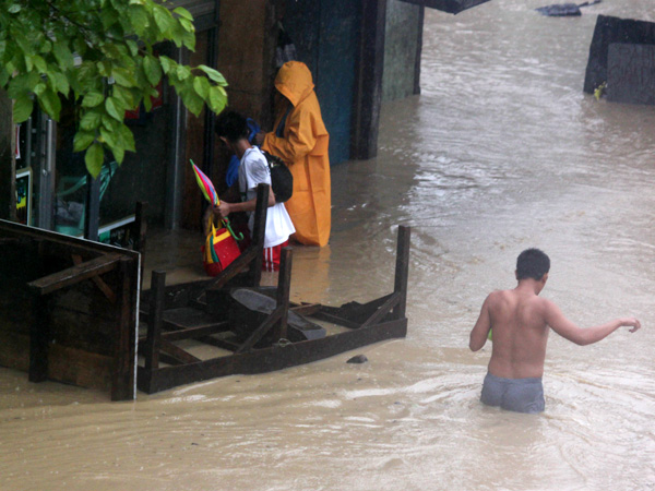 Villages in Davao still submerged in flood as LPA hovers over Mindanao ...