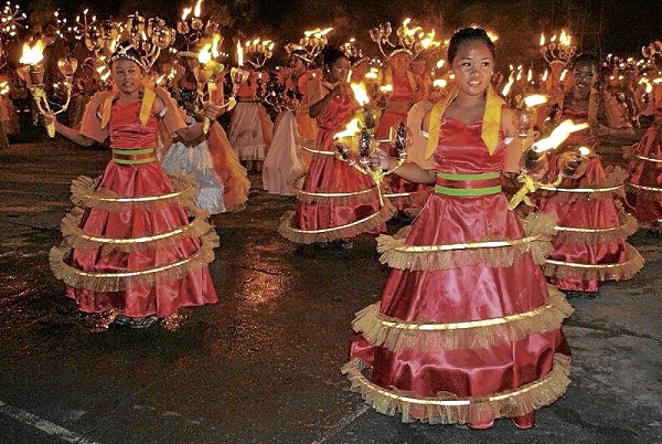 Mindoreños dance like fireflies | Inquirer News