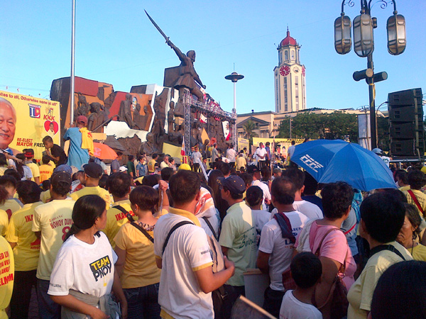 Aquino arrives at LP proclamation rally site in Manila | Inquirer News