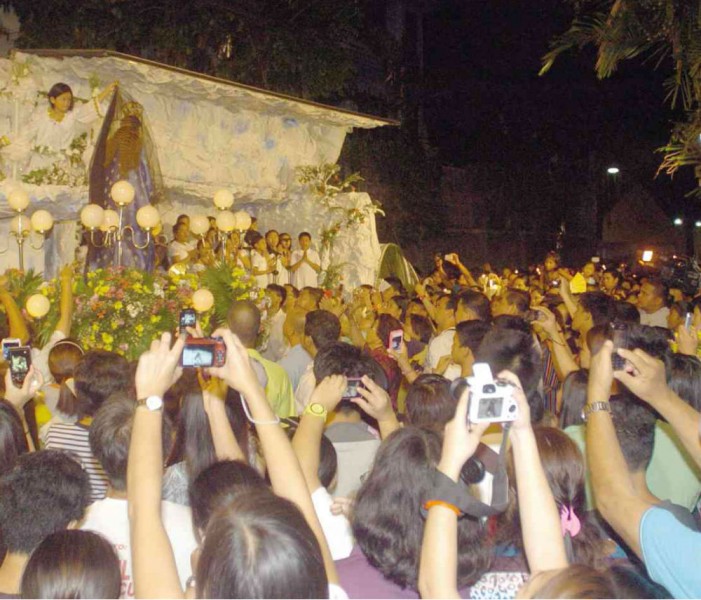 Faithful rejoice at ‘salubong’ | Inquirer News