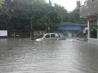 8-ft high floods in Cavite caused by rains, high tide | Inquirer News