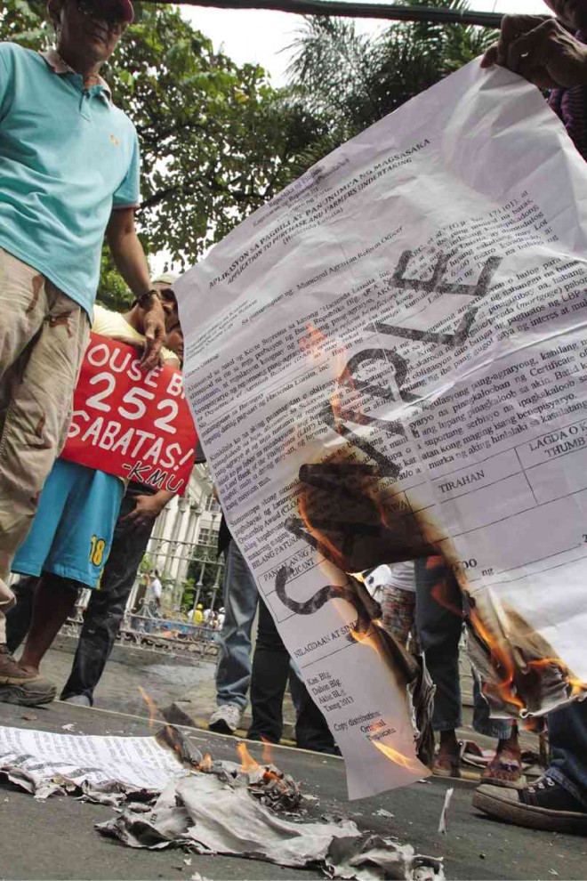 6,212 Luisita farmworkers get copies of land title certificates ...