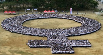 PH bid to set record for biggest 'woman' symbol | Inquirer News