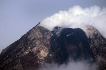 Mayon shows 2nd crater glow; eruption imminent | Inquirer News