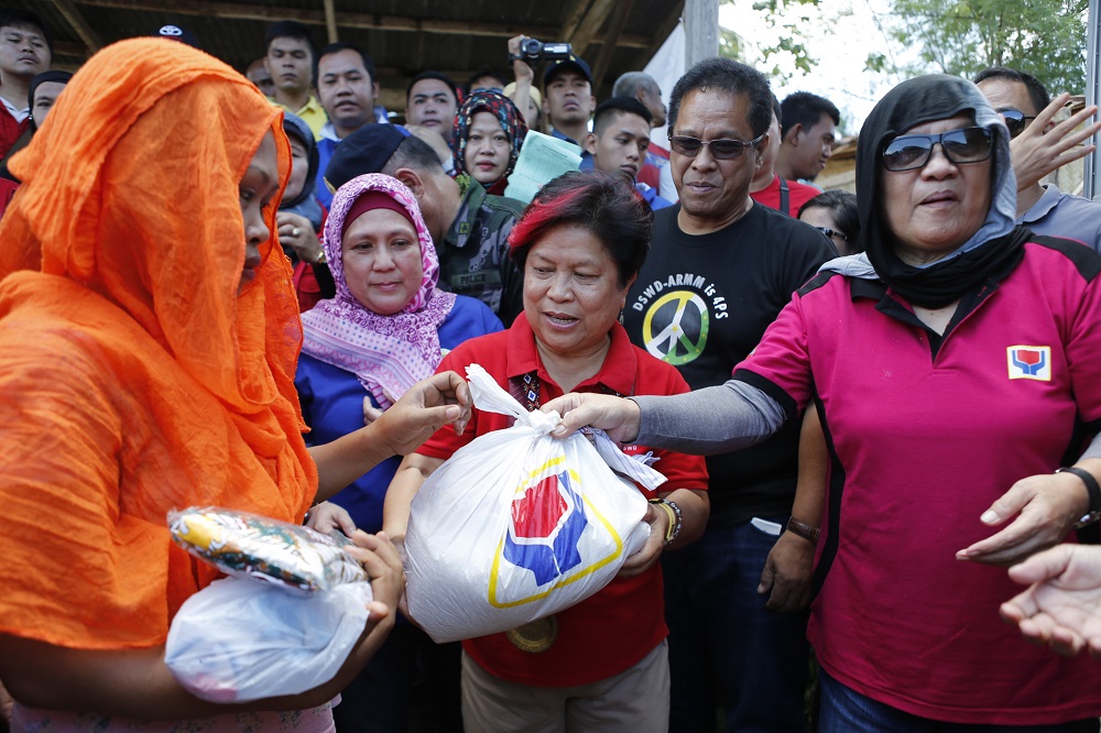 DSWD employees get bonus from Aquino for job well done | Inquirer News