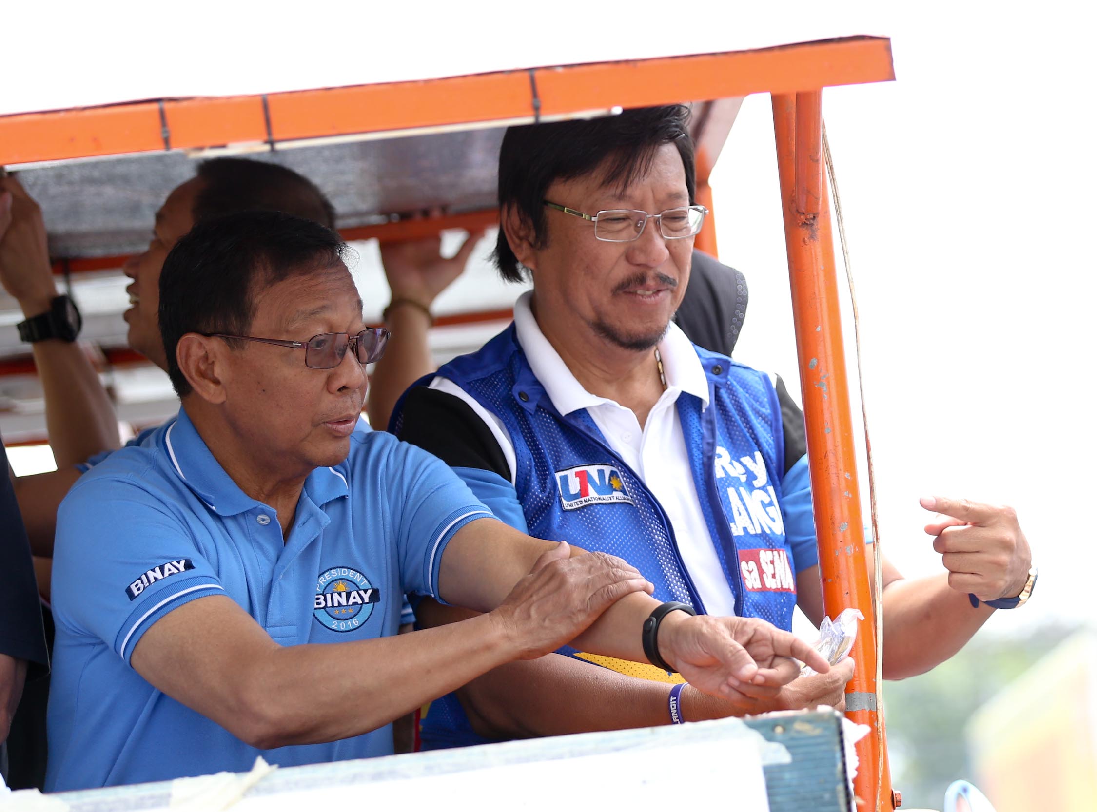 Binay chides Roxas for being fourth placer in surveys | Inquirer News