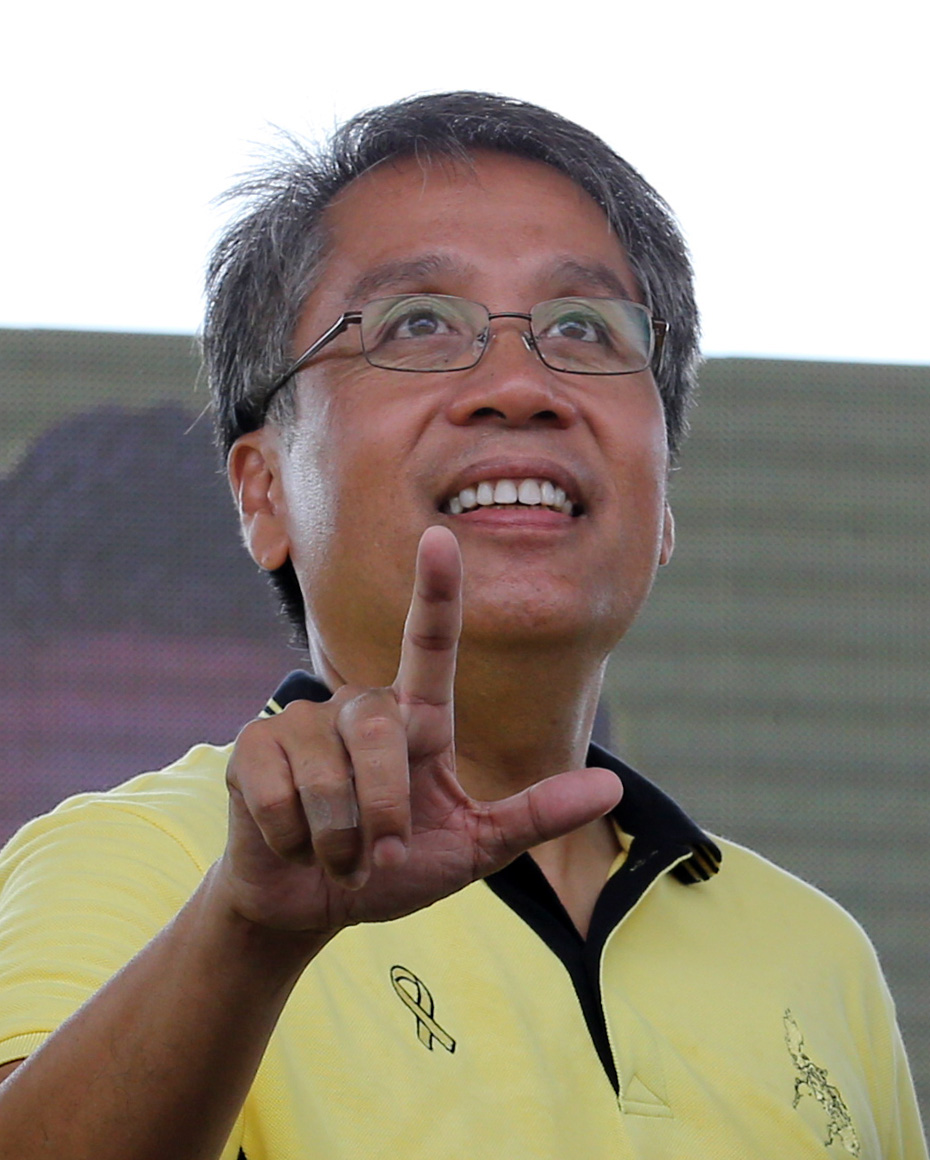 Roxas, LP bets visit Arroyo home province | Inquirer News