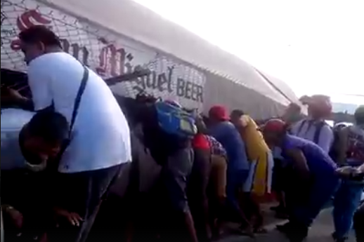 WATCH: Looters raid fallen truck filled with beer in NLEX | Inquirer News