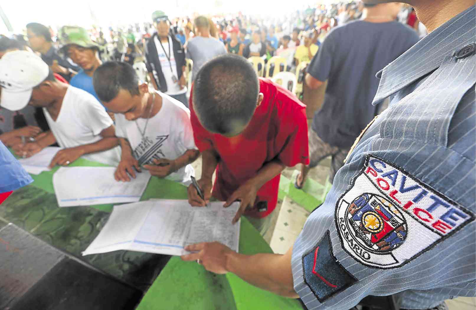 Vigilante killings force 7,000 to give up | Inquirer News