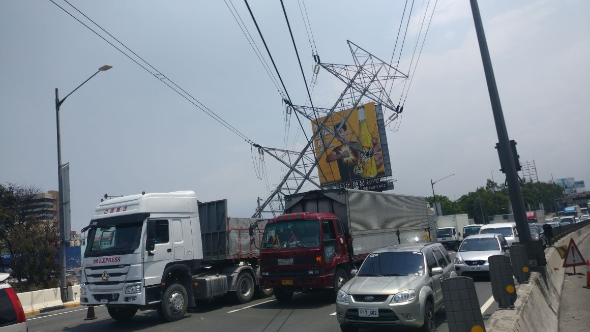 Alabang fire fells Napocor tower, temporarily closes SLEx | Inquirer News