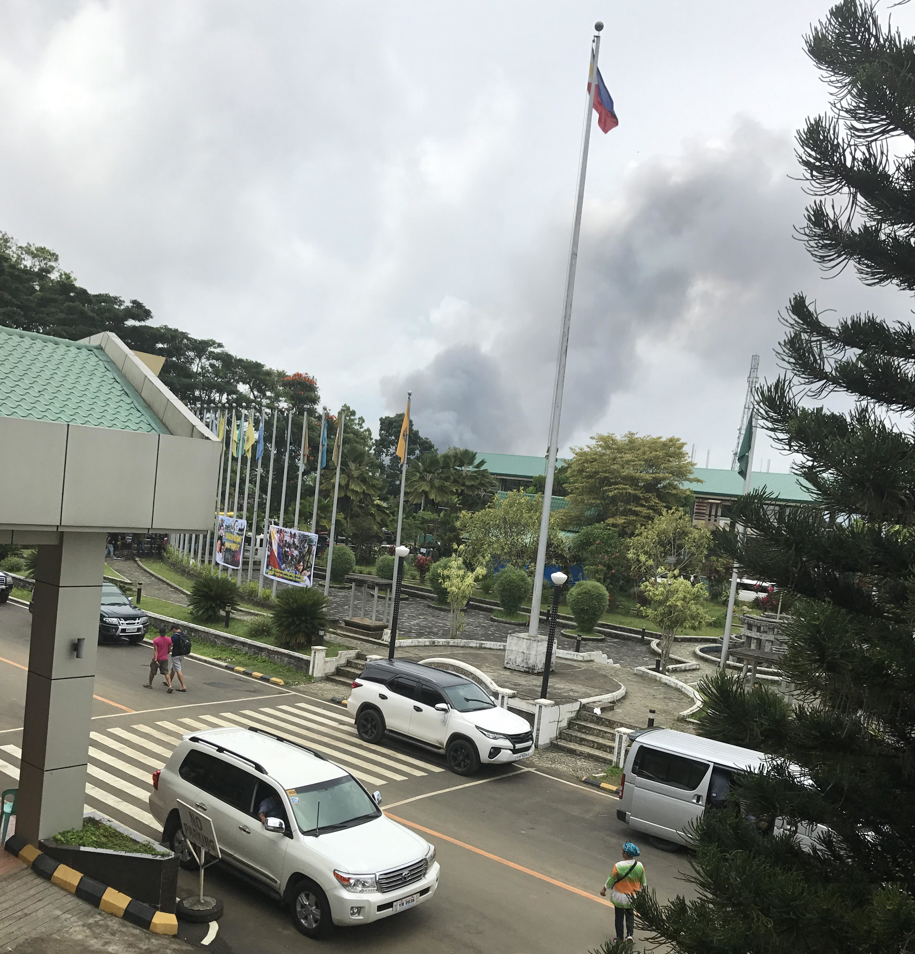Marawi folk, soldiers raise PH flag with heavy hearts | Inquirer News