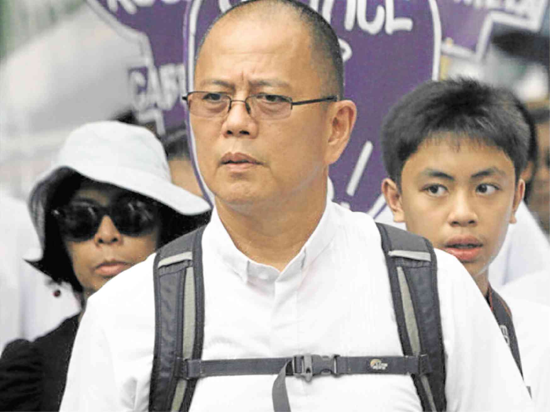 ‘Running priest’ runs to Leni Robredo’s defense: Duterte fears she ...