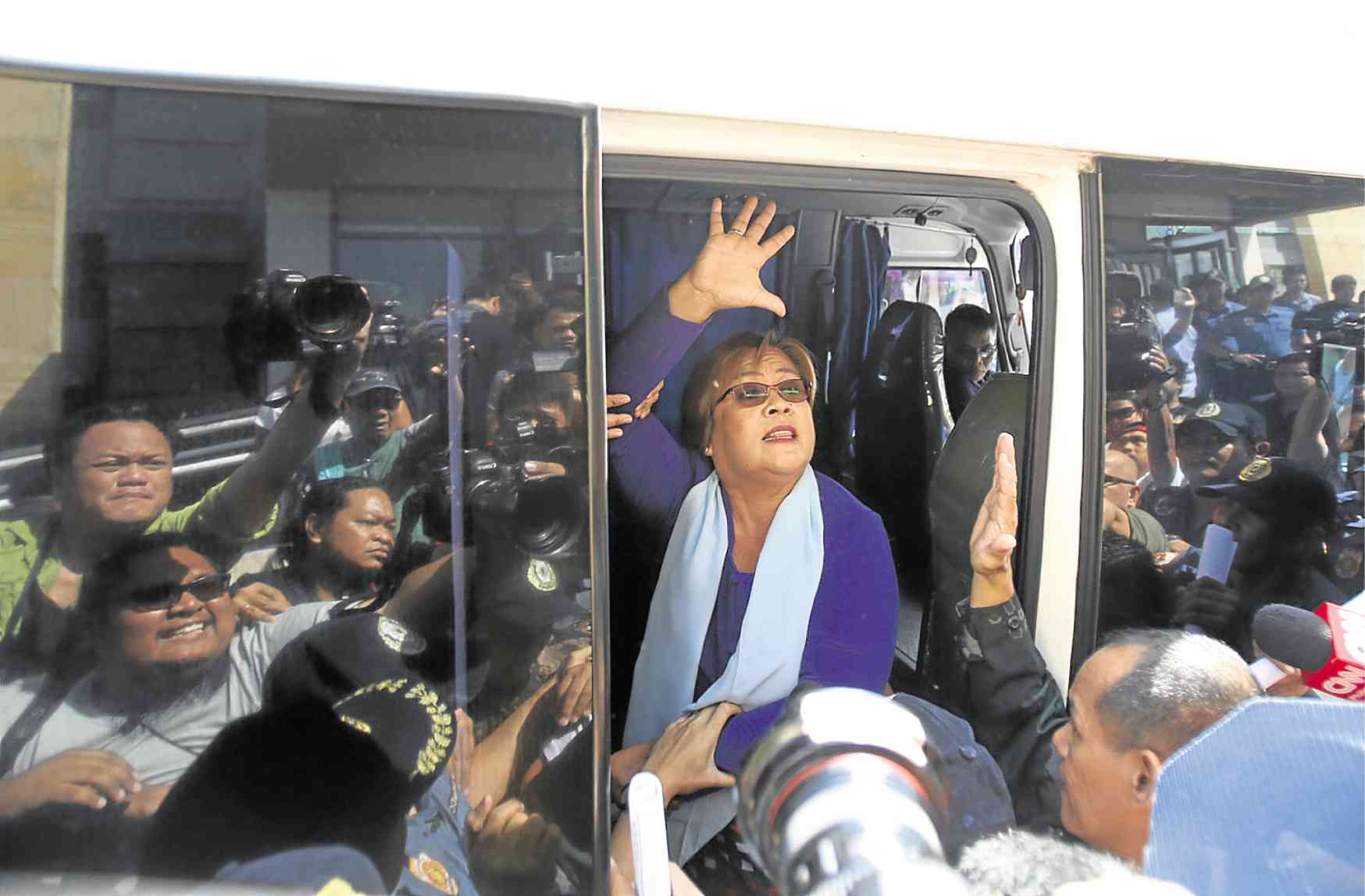 De Lima urges Faeldon to name smugglers, gov’t execs corrupting BOC ...
