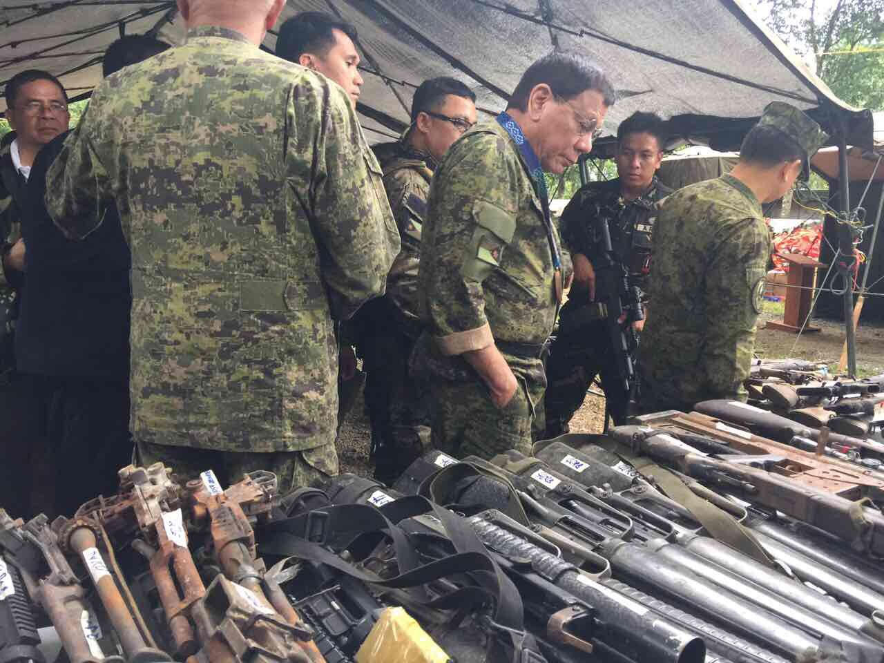 Duterte finally lands in Marawi, cheers up troops | Inquirer News
