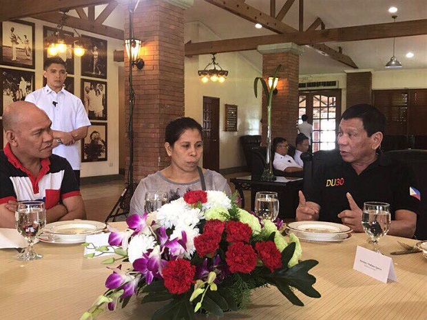 Duterte meets Kian’s parents in Malacañang | Inquirer News