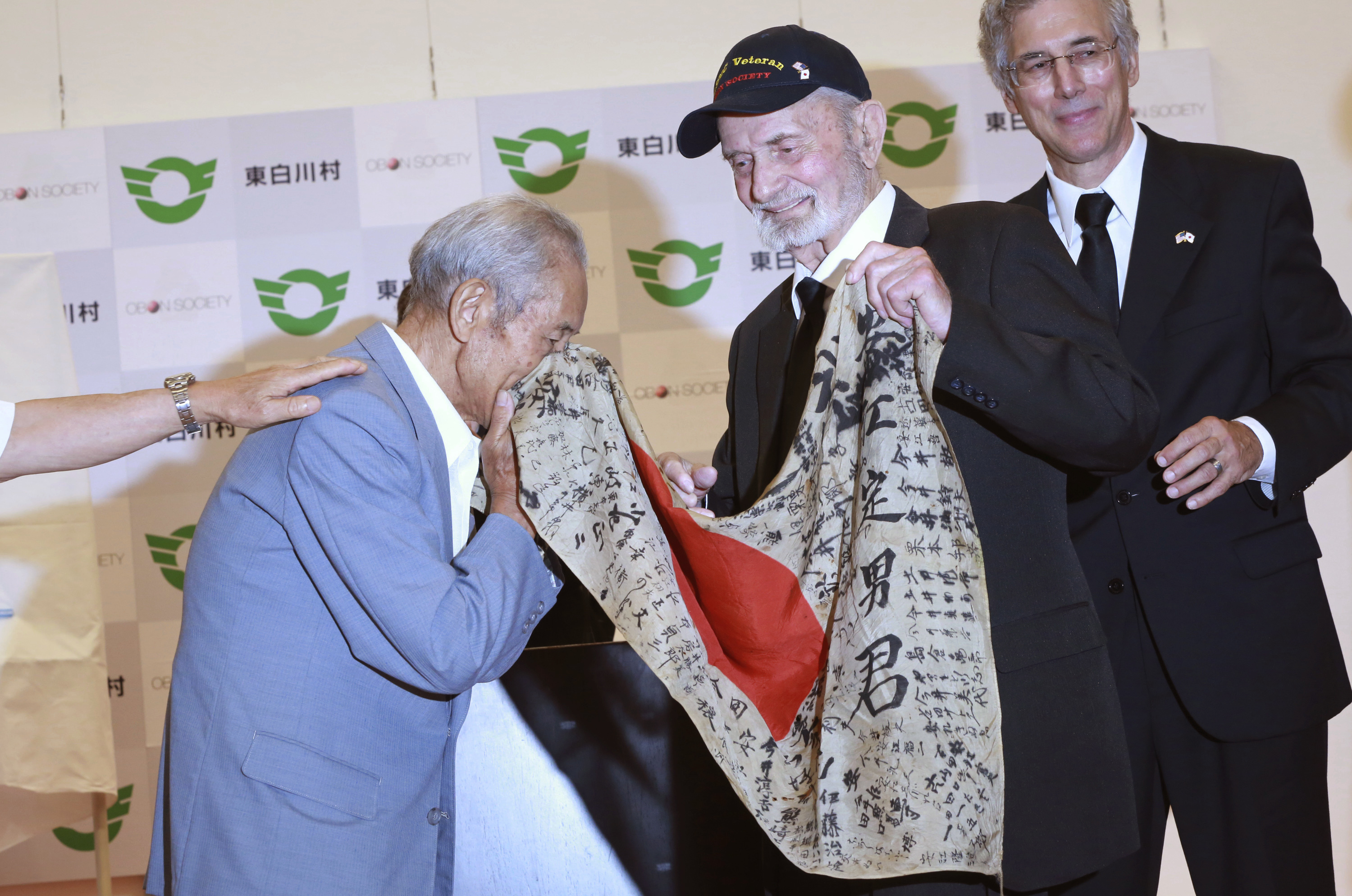 American WWII vet returns Japanese flag to fallen soldier's family ...