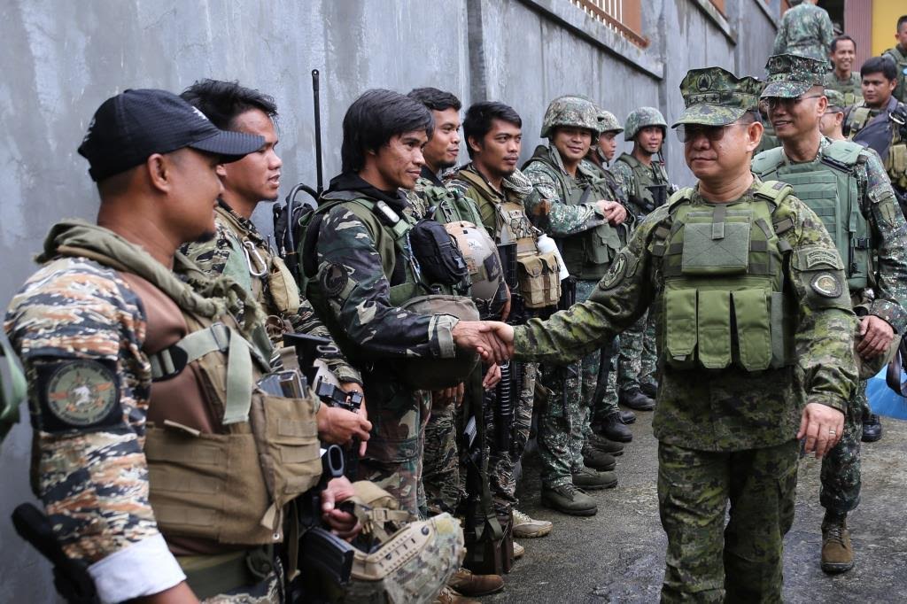 AFP chief visits main battle zone in Marawi City | Inquirer News
