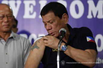 Duterte shows rose tattoo on arm | Inquirer News
