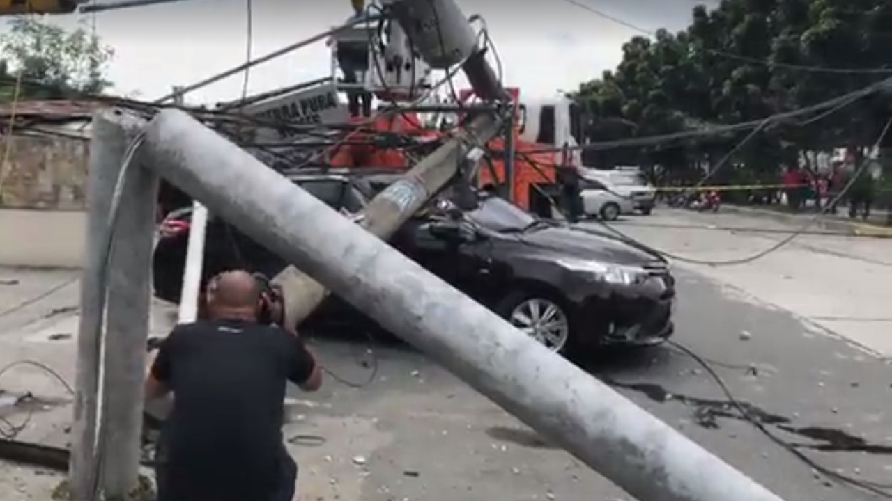 Electric post falls on car; wire drags motorcycle riders in QC ...