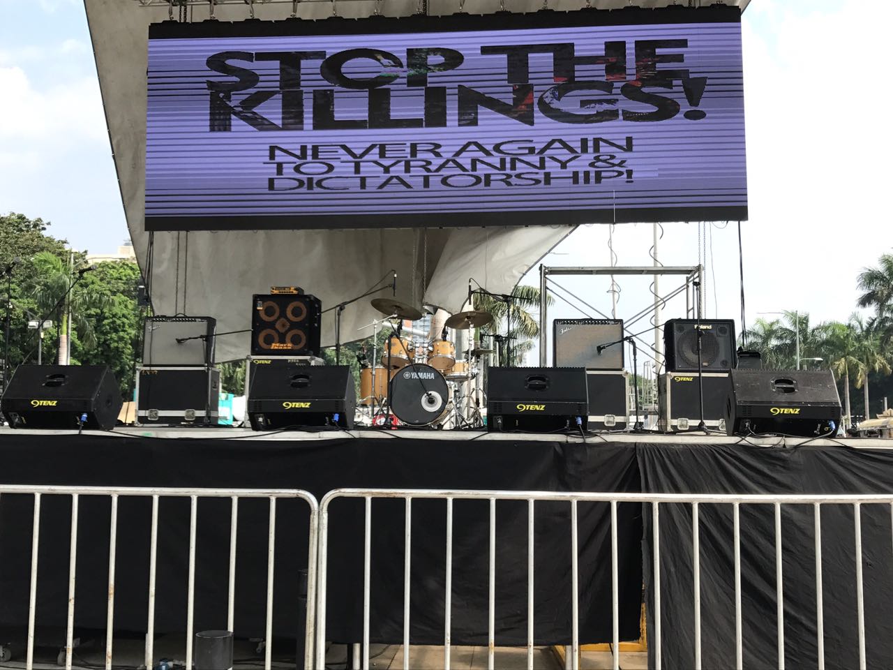 Posters, statement shirts abound in anti-tyranny rally at Luneta ...