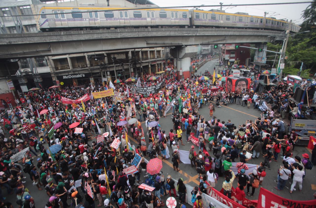 Anti, pro Duterte groups rally simultaneously in Mendiola | Inquirer News