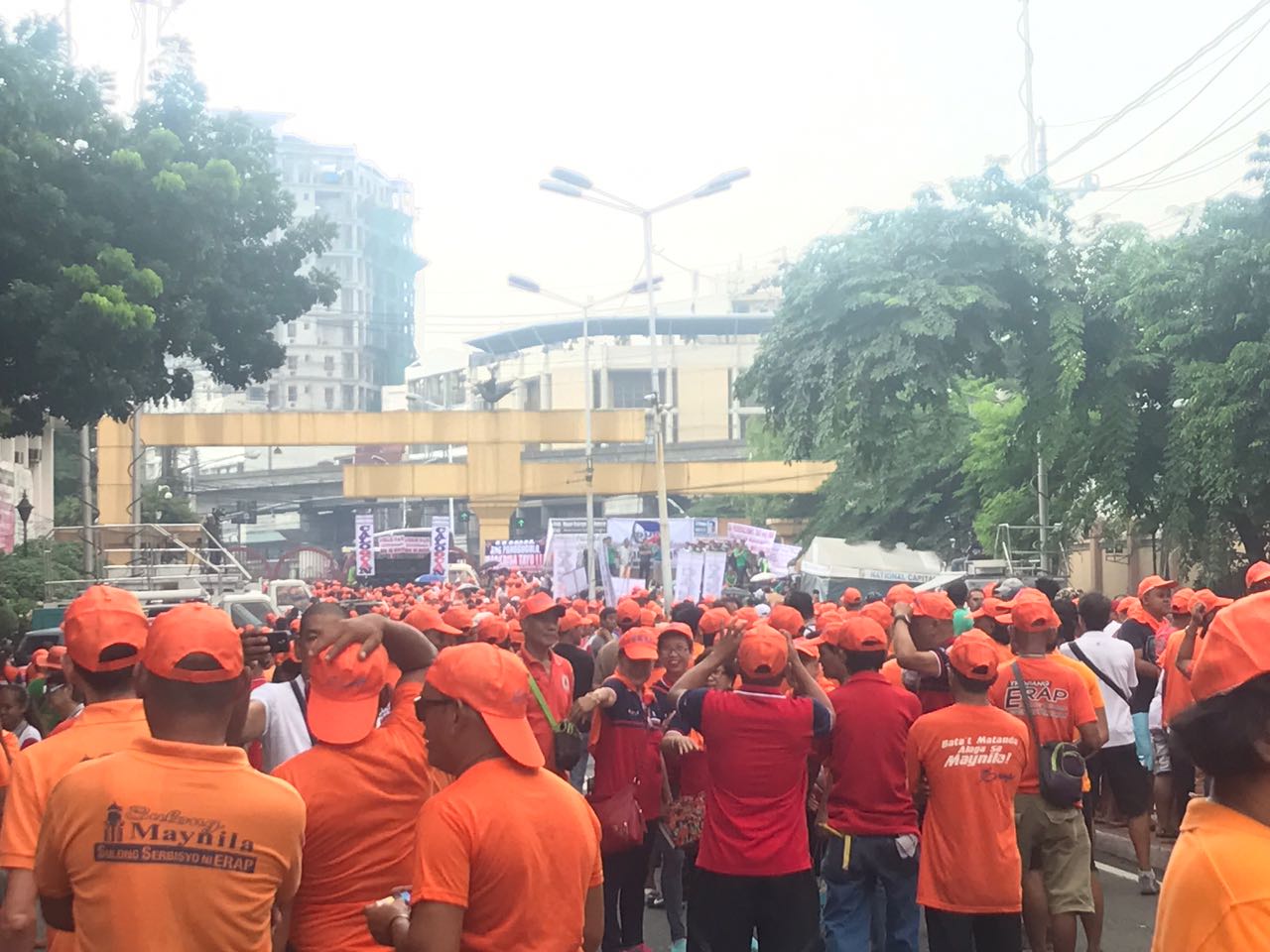 Anti, pro Duterte groups rally simultaneously in Mendiola | Inquirer News