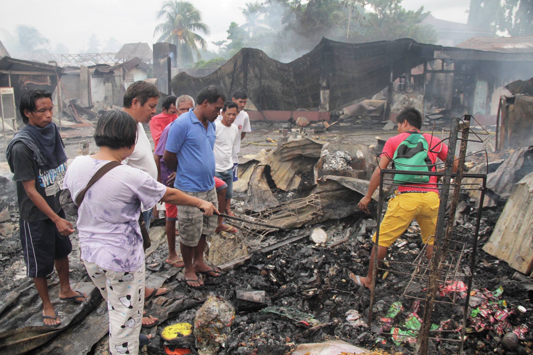 Fire hits public market in Hindang, Leyte | Inquirer News