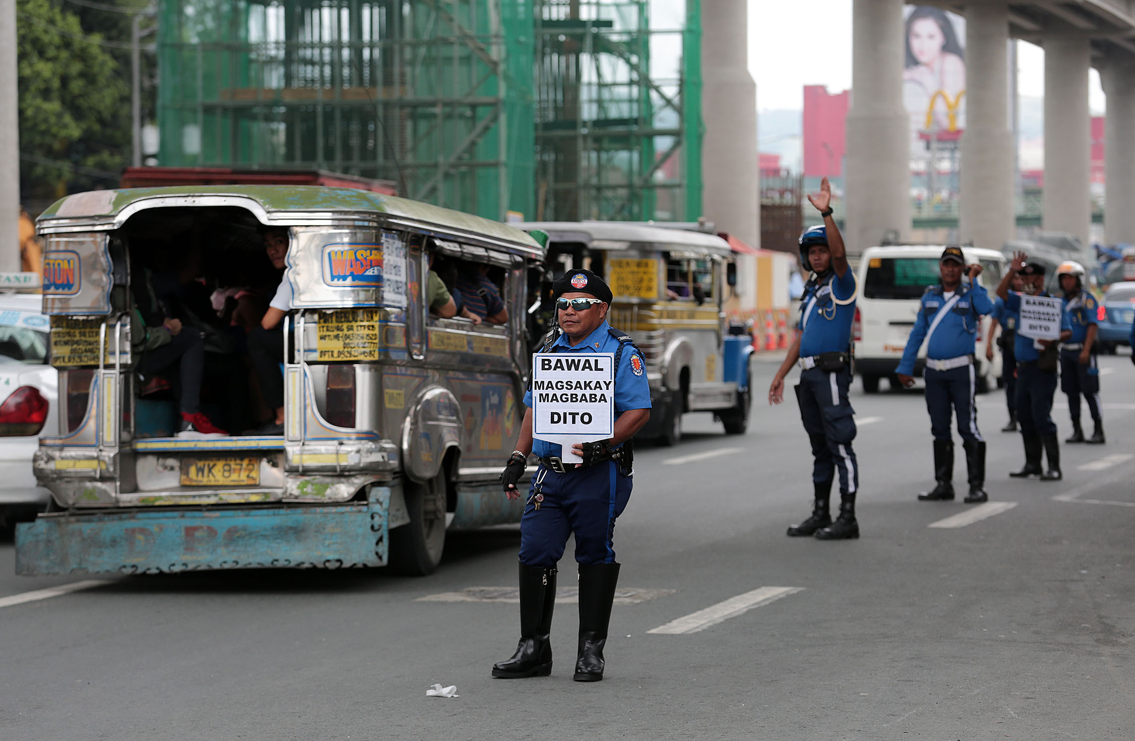 Grab PH donates body cameras to MMDA to promote transparency | Inquirer ...