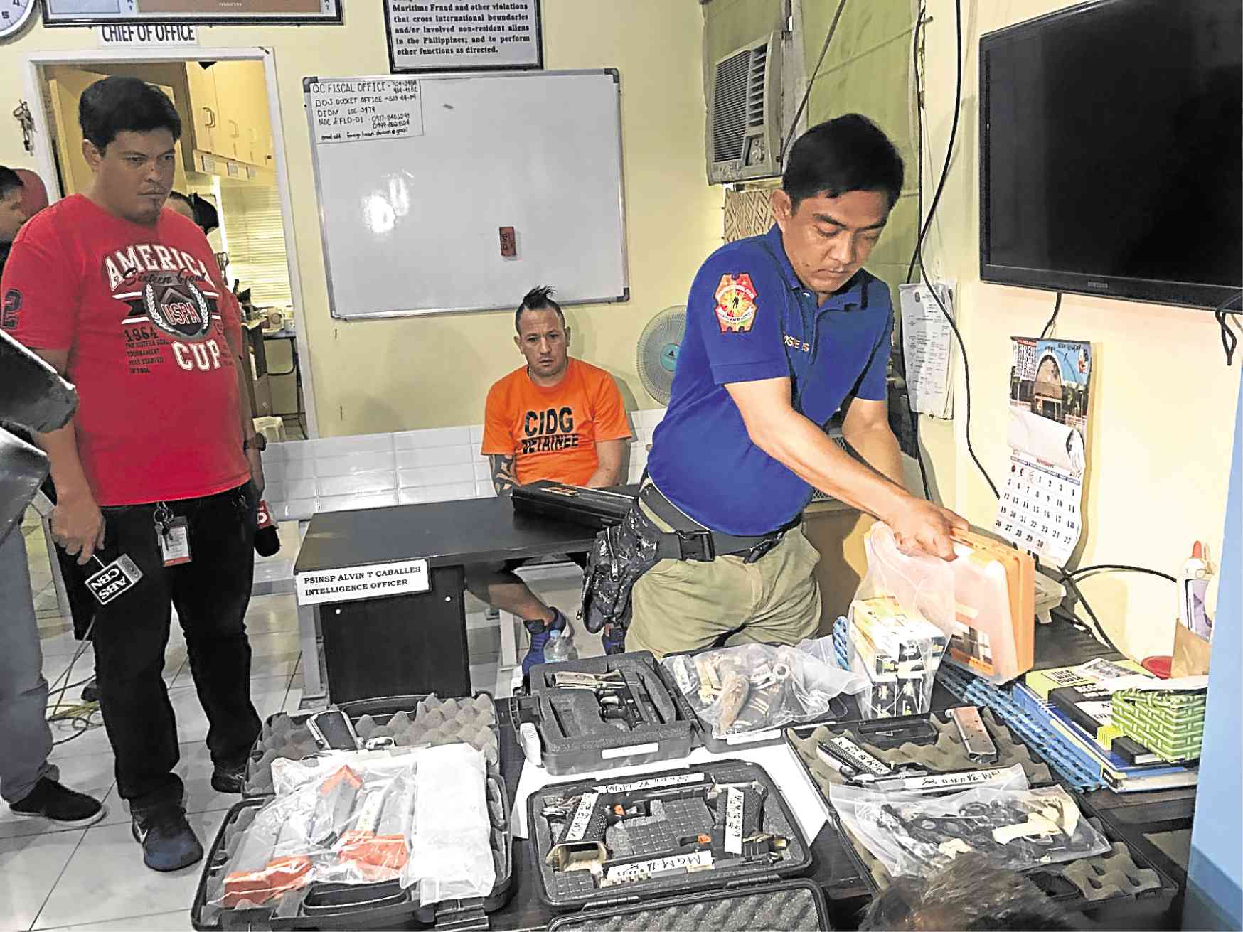 British man, Pinoy bodyguard held as Pasig raid finds guns | Inquirer News