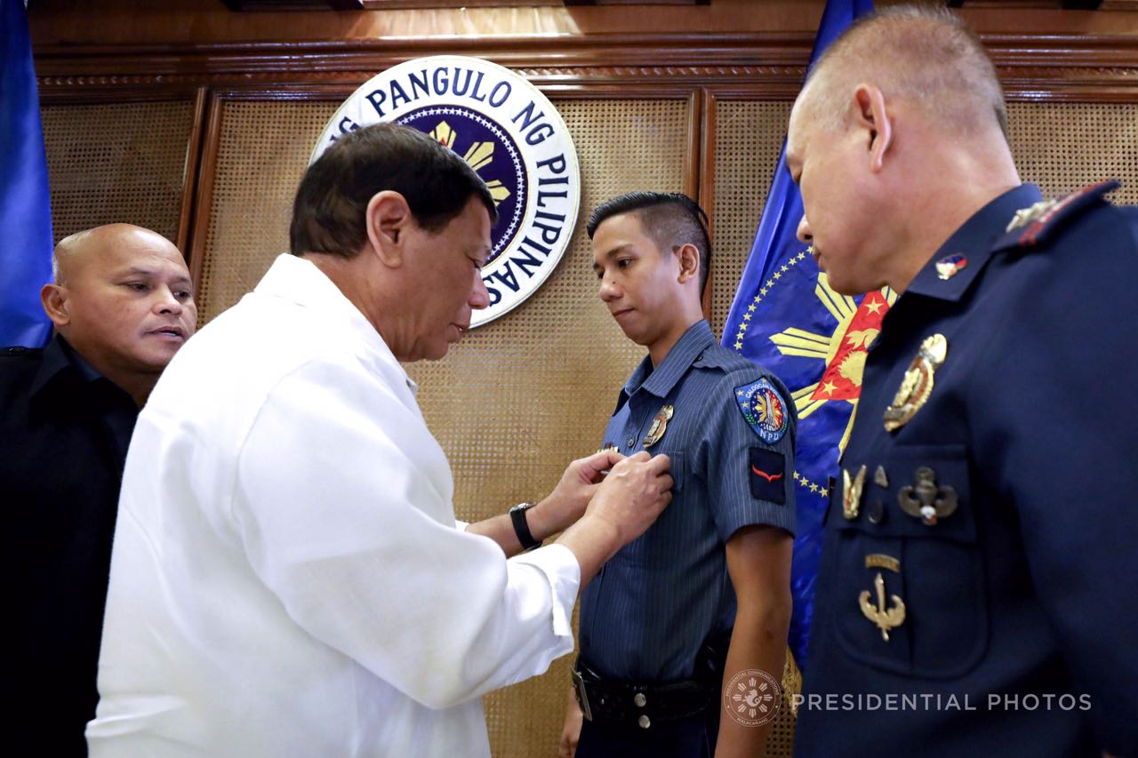 Duterte honors police officer for bravery vs drug suspect | Inquirer News