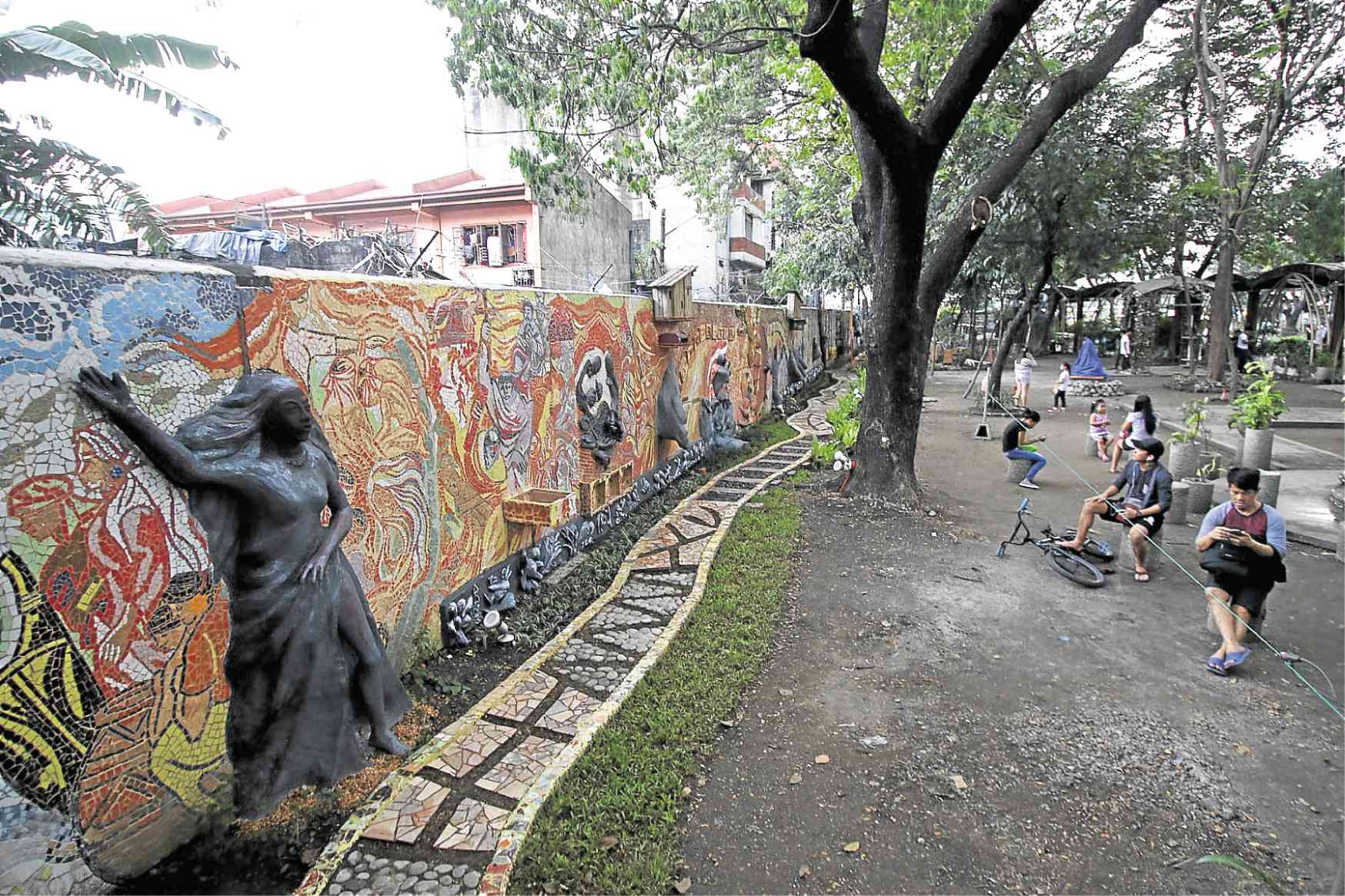 Wailing wall becomes mural of untold history | Inquirer News