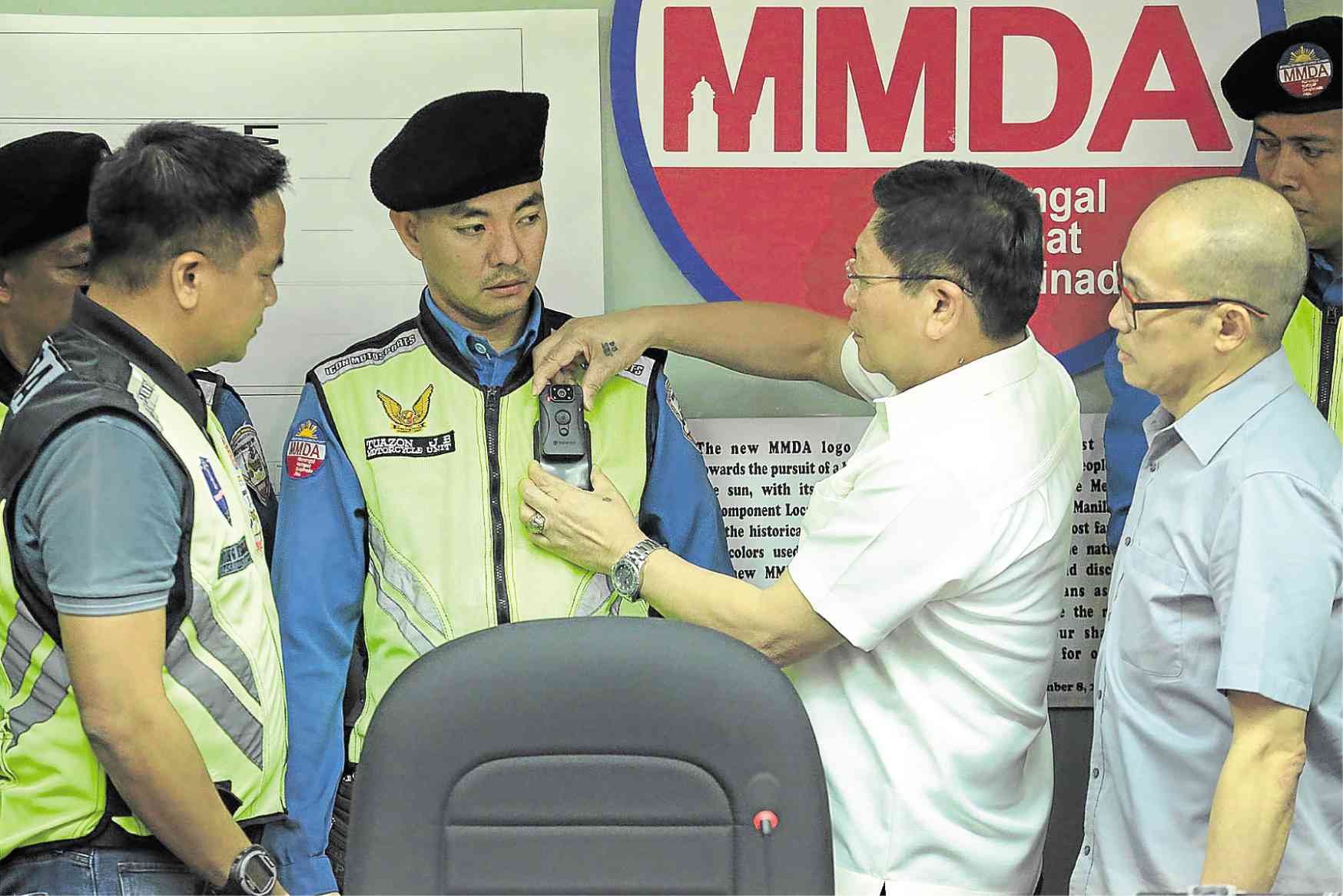 MMDA men on Edsa get body cameras | Inquirer News