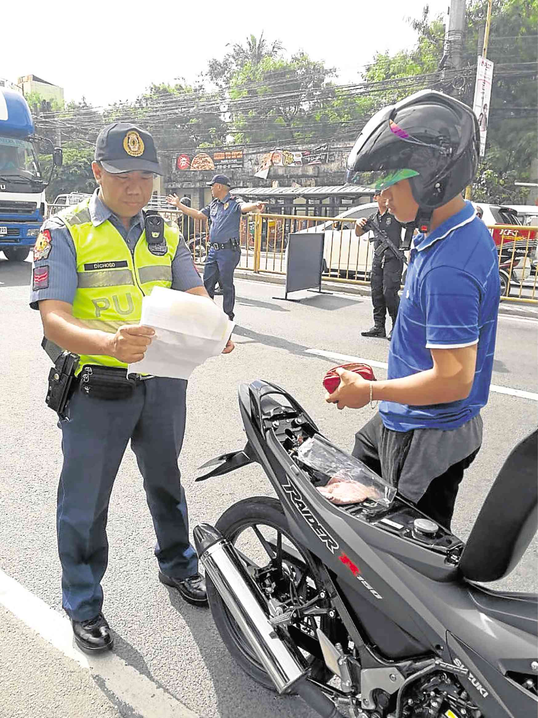 Pasig cops get body cams; PNP notes use in drug war | Inquirer News