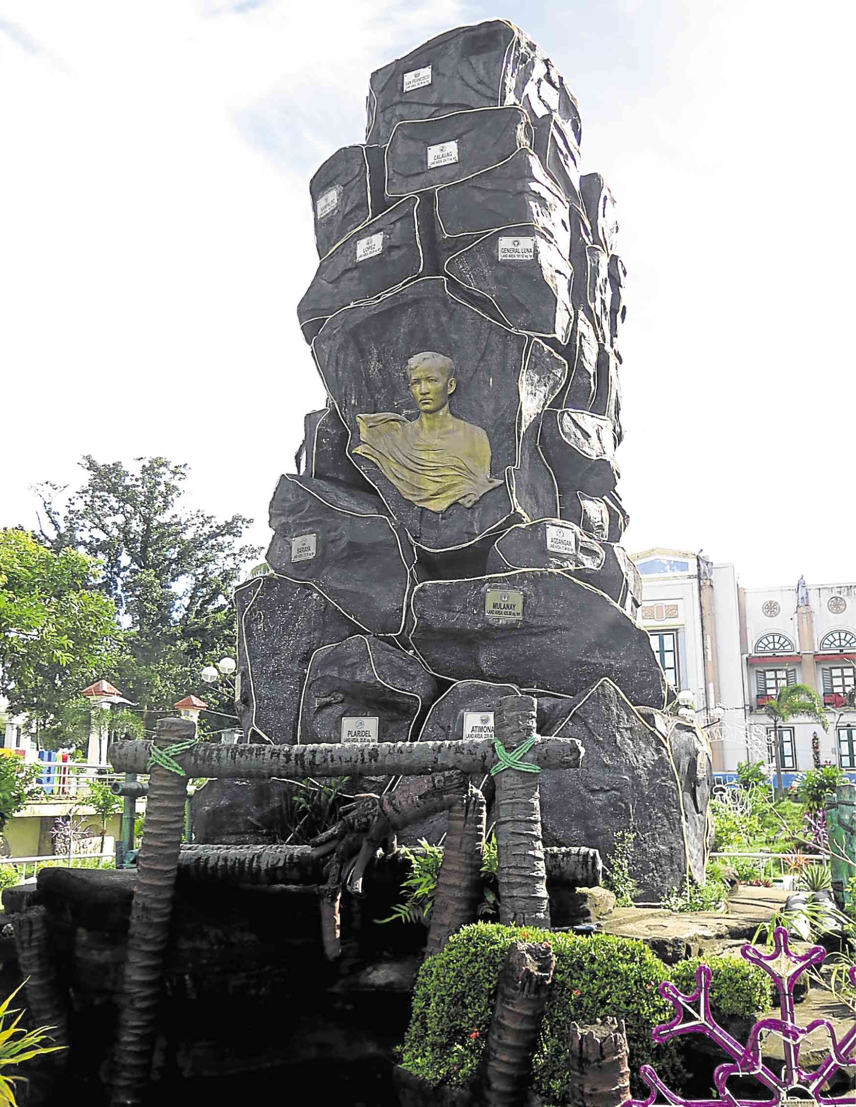 Sunken park regains past glory | Inquirer News
