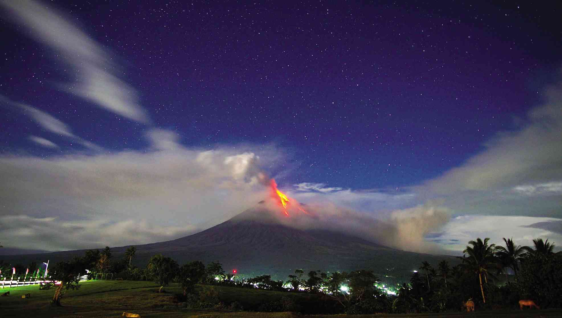 4 lava fountains spout from Mayon on Sunday | Inquirer News