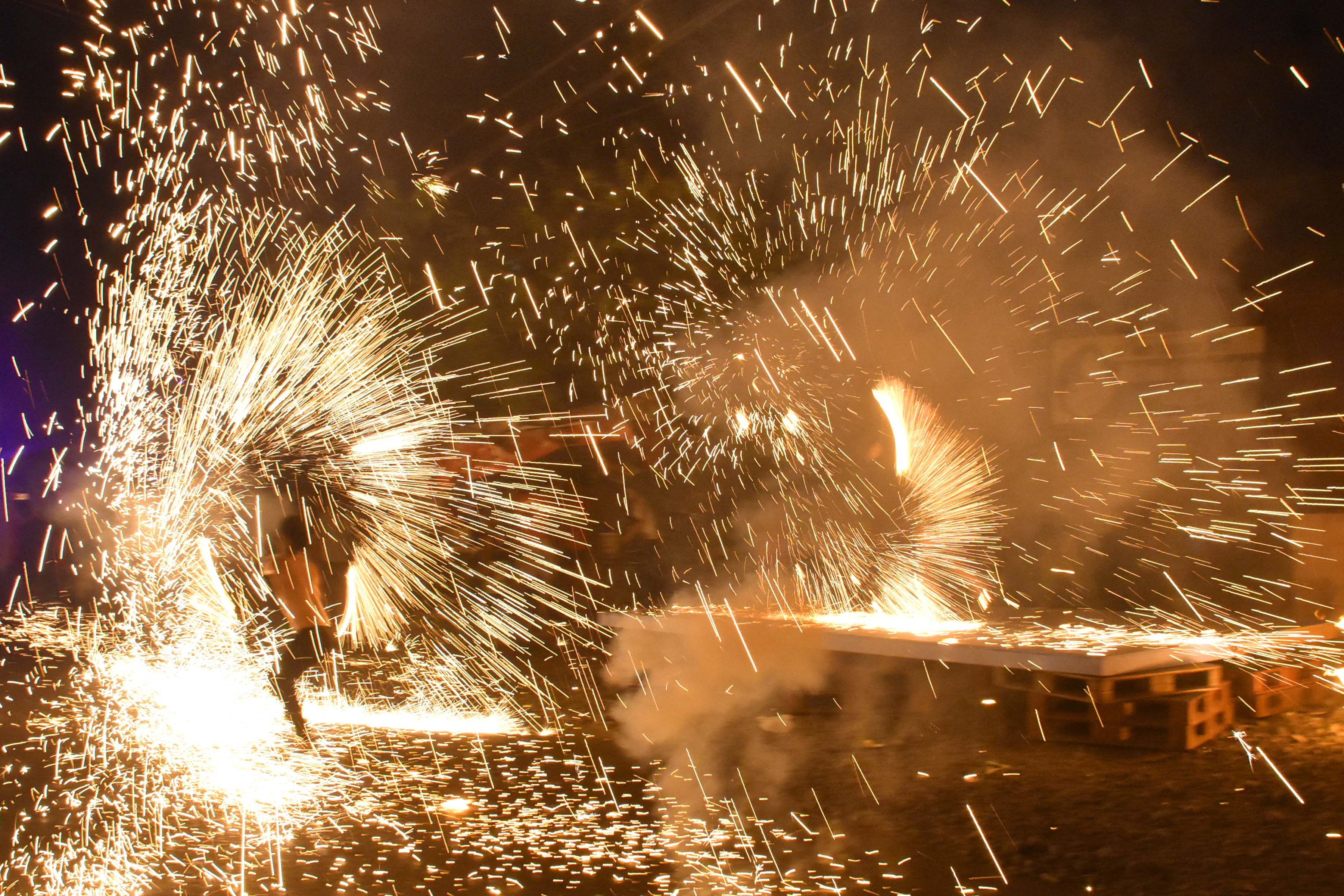 Filipinos defy tough firecracker rules; 373 injured | Inquirer News